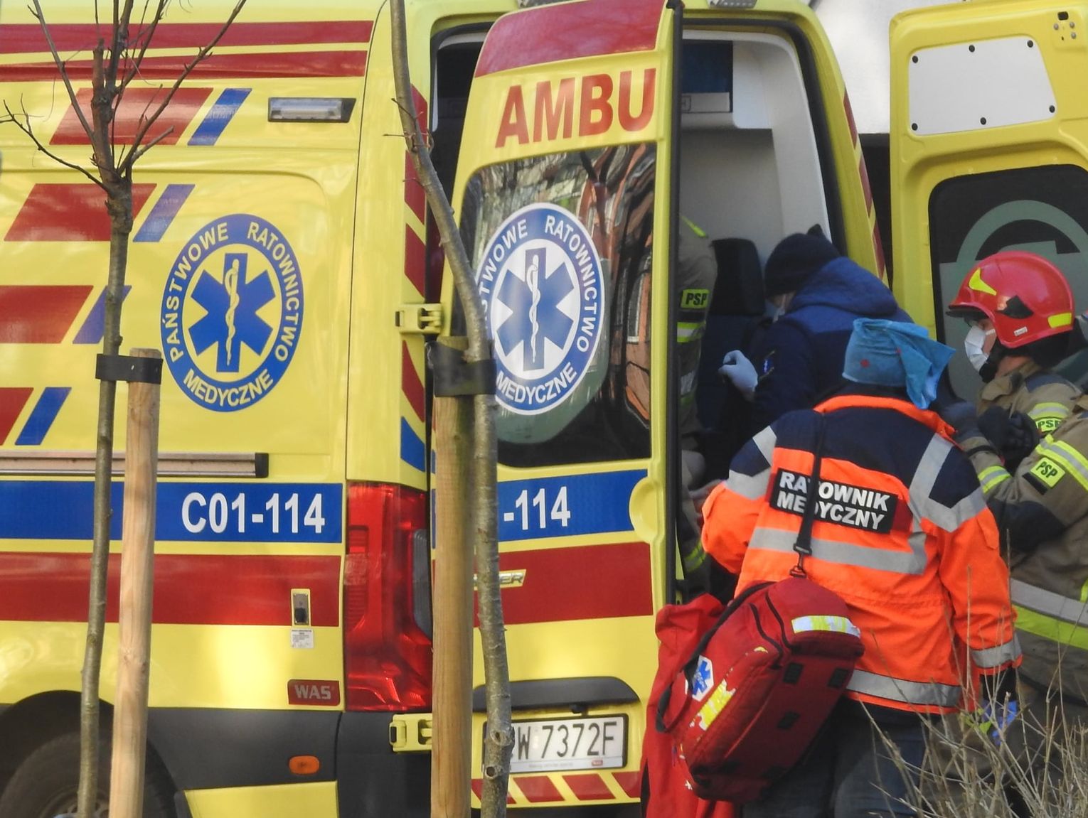 Dramatyczne chwile na cmentarzu w Zgłowiączce. Walczyli o życie kobiety niemal całe nabożeństwo