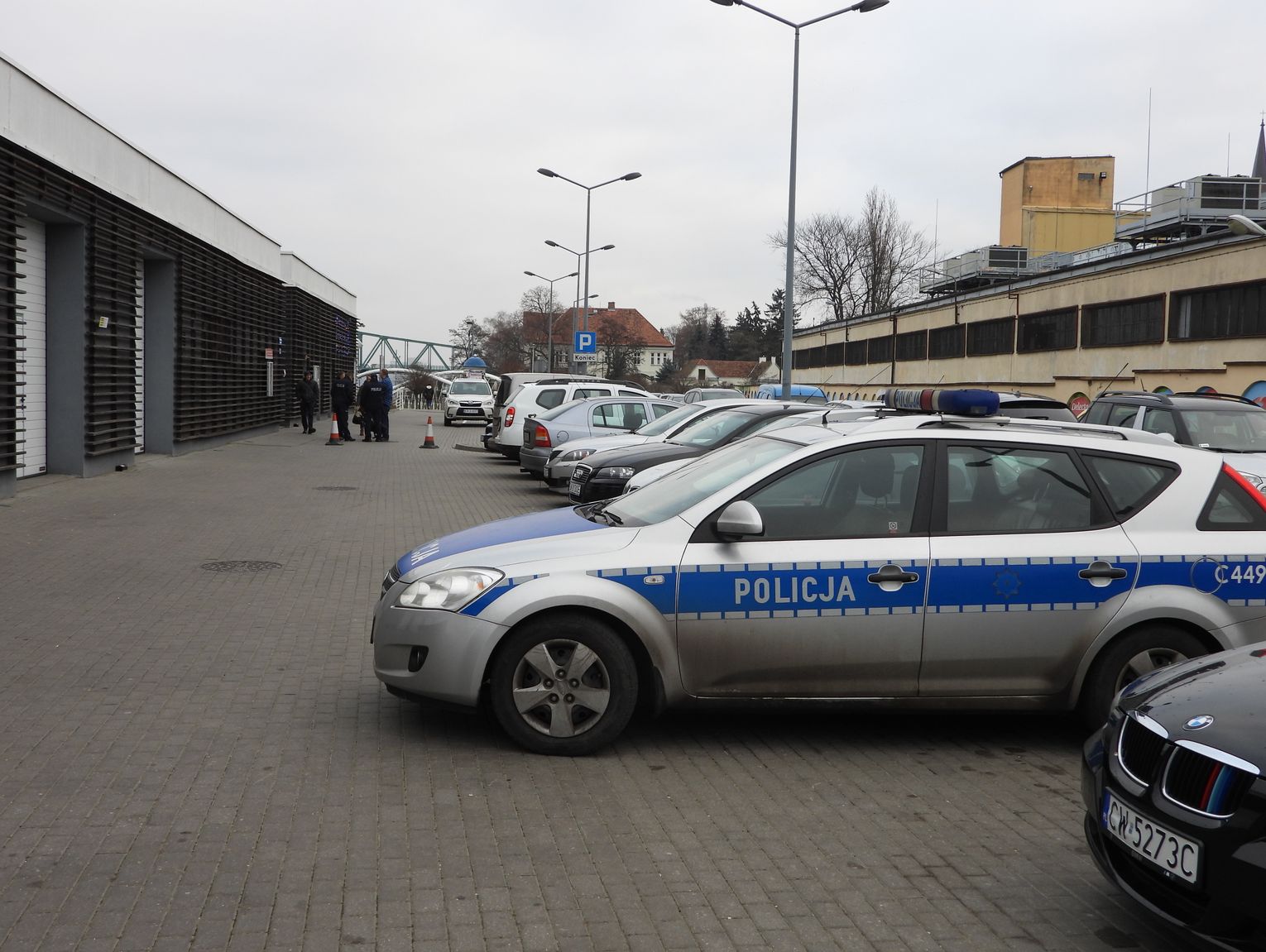 Karetka i dwa radiowozy na przystani. 25-latek miał 3 promile w organizmie Karetka i dwa radiowozy na przystani. 25-latek miał 3 promile w organizmie