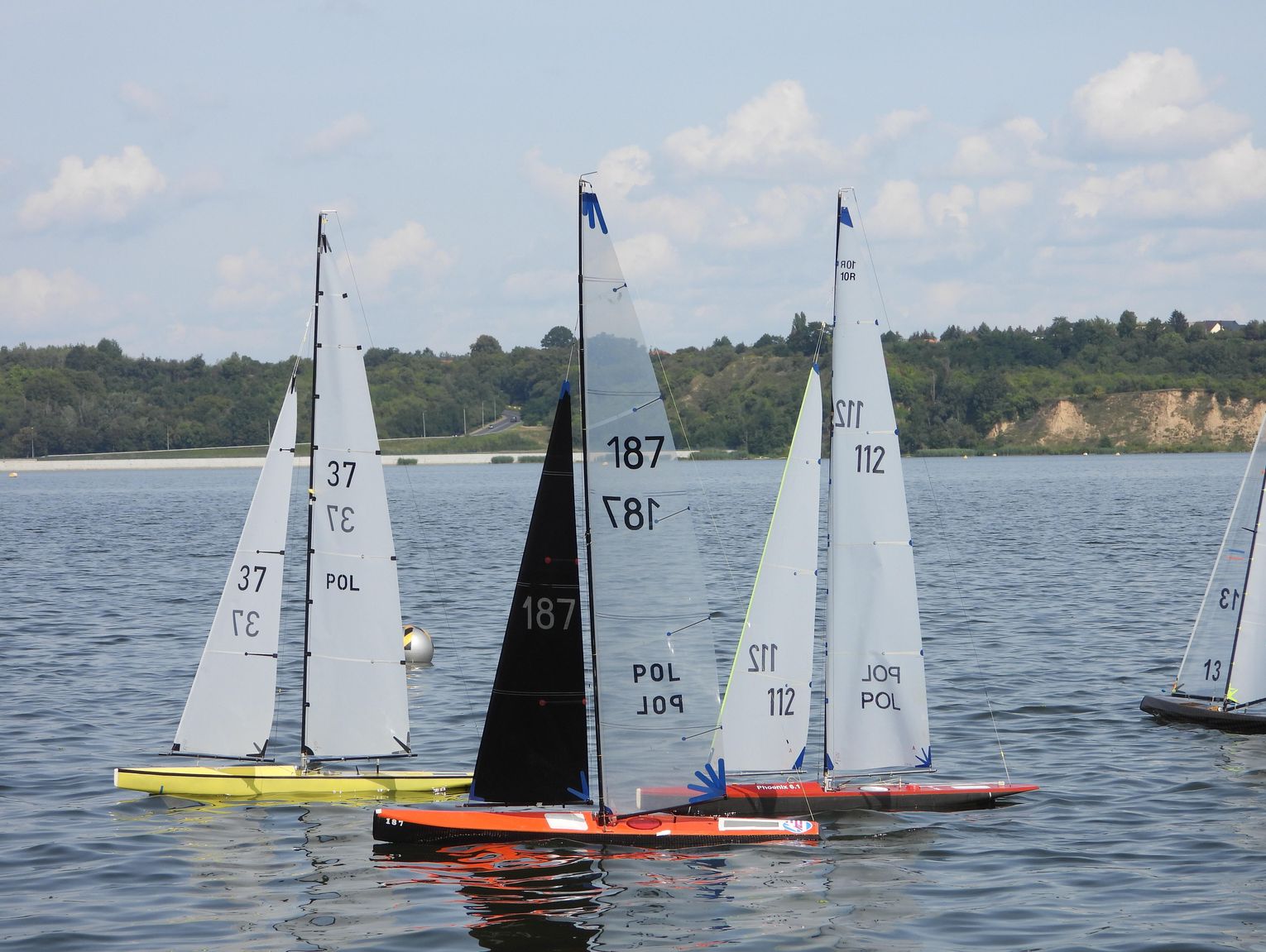 Na Wisle trwają regaty modeli żeglarskich 10 Rater. Rywalizacja jest ...