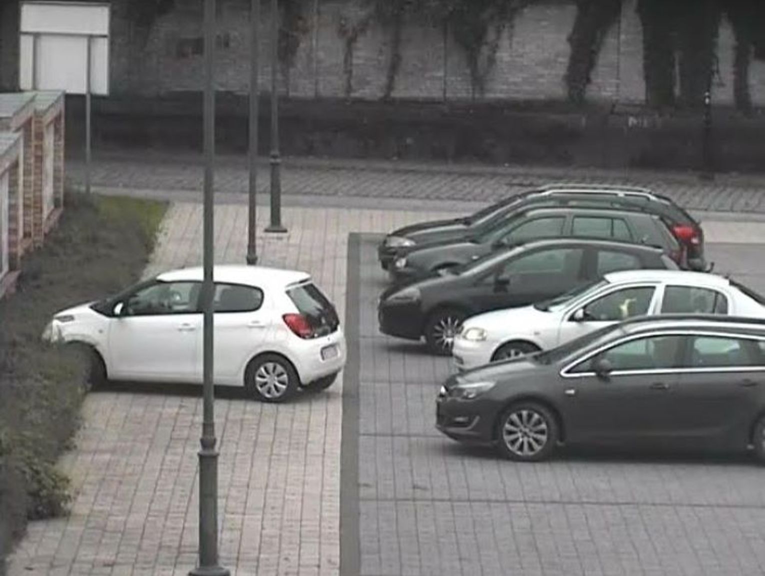 Nietrzeźwa kobieta wjechała w żywopłot przy ul. Bednarskiej Nietrzeźwa kobieta wjechała w żywopłot przy ul. Bednarskiej