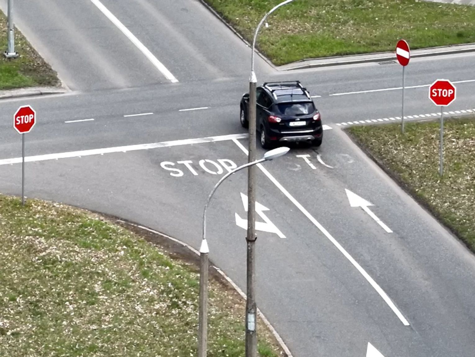 Policyjny dron w akcji. Kierowcy lekceważyli znak STOP