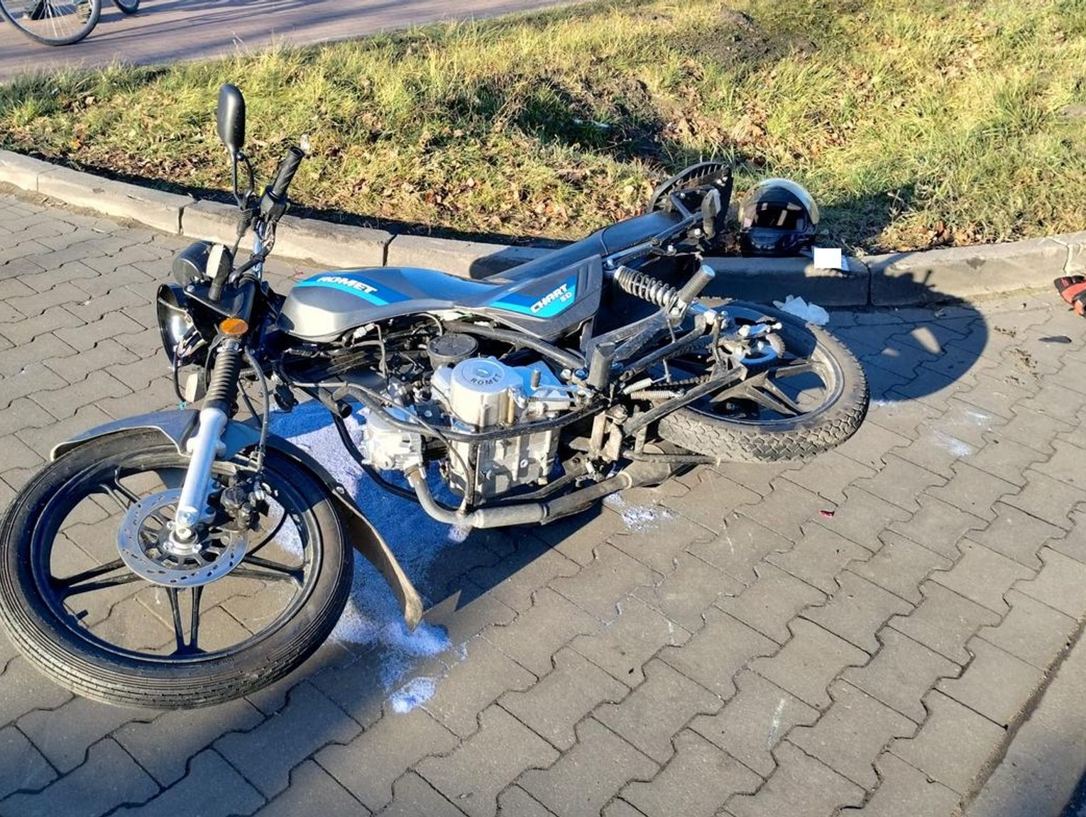 Potrącenie motorowerzystki w regionie. 67-latka została przewieziona do szpitala