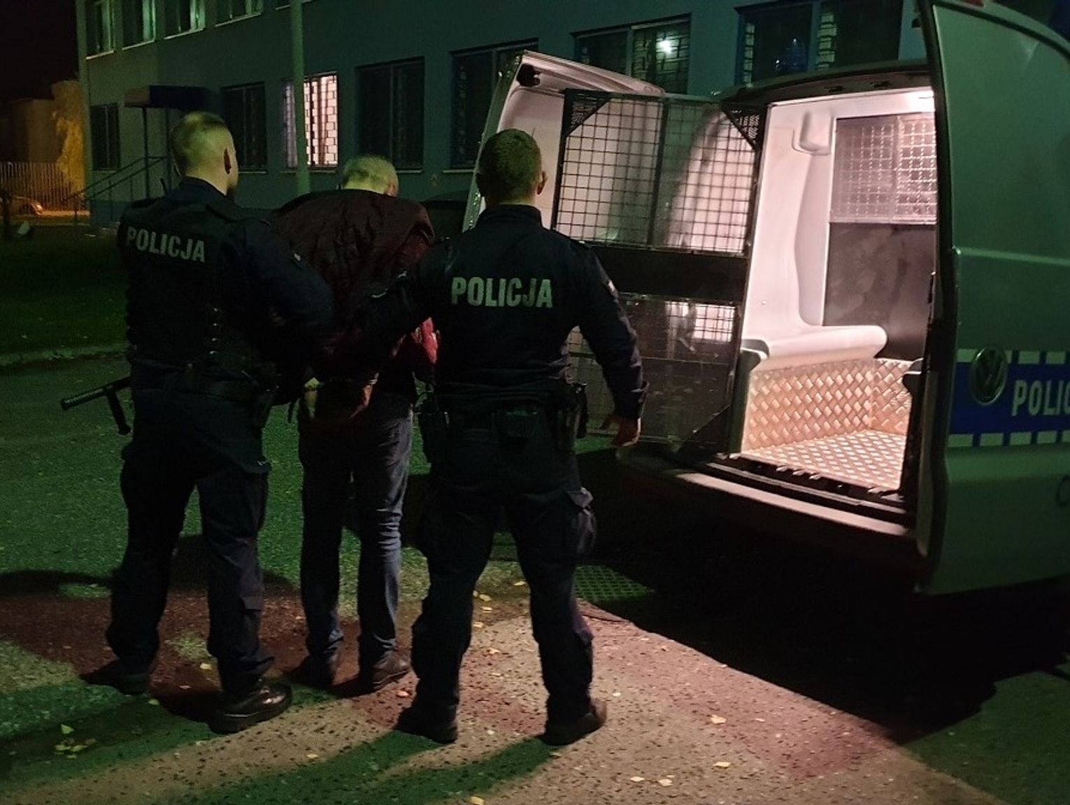 Uciekał przez ogródki, ale nie umknął policji. Był poszukiwany listem ...