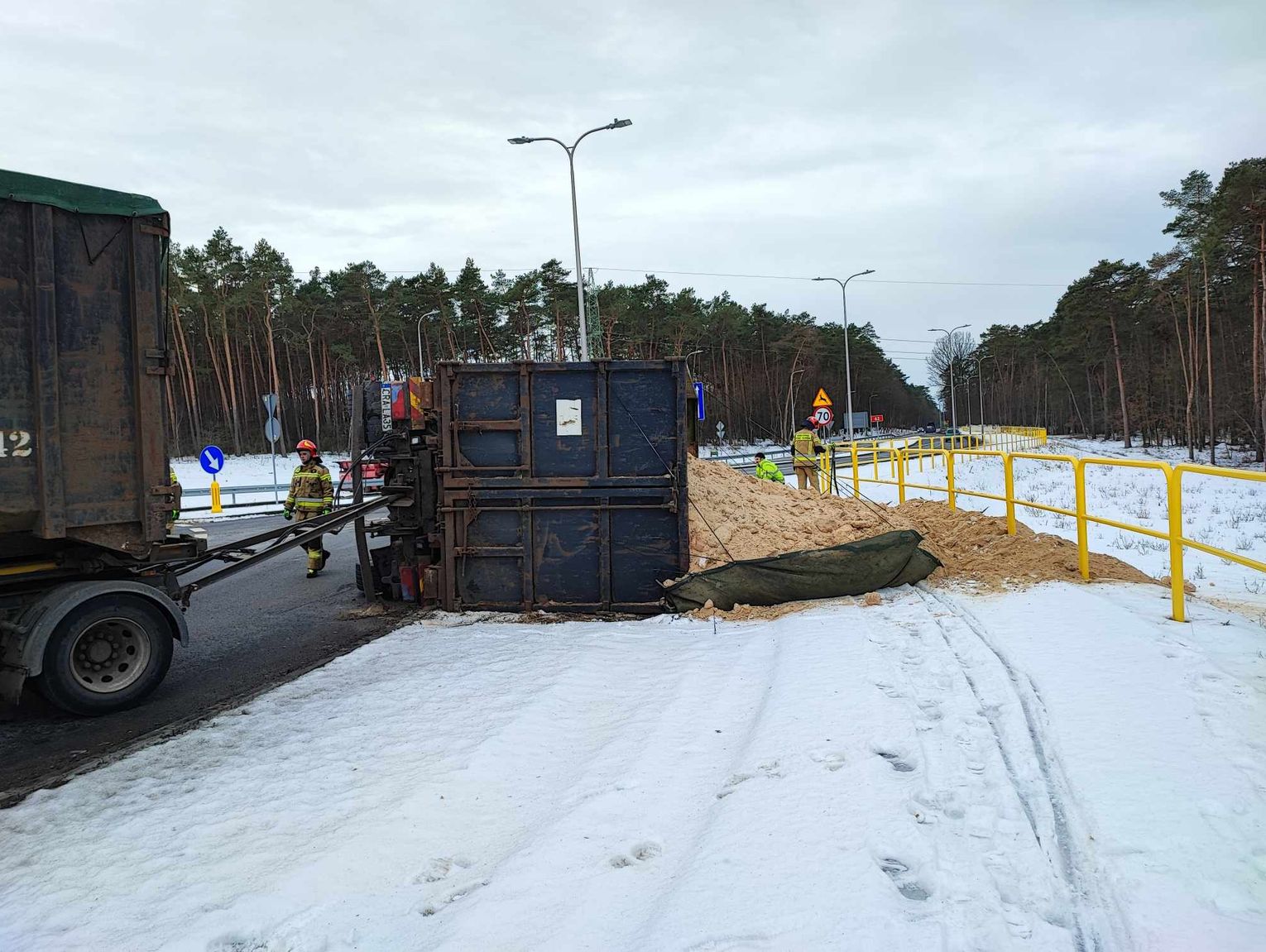 Utrudnienia na wylotowce na Brześć, na nowym rondzie wywrócił się...