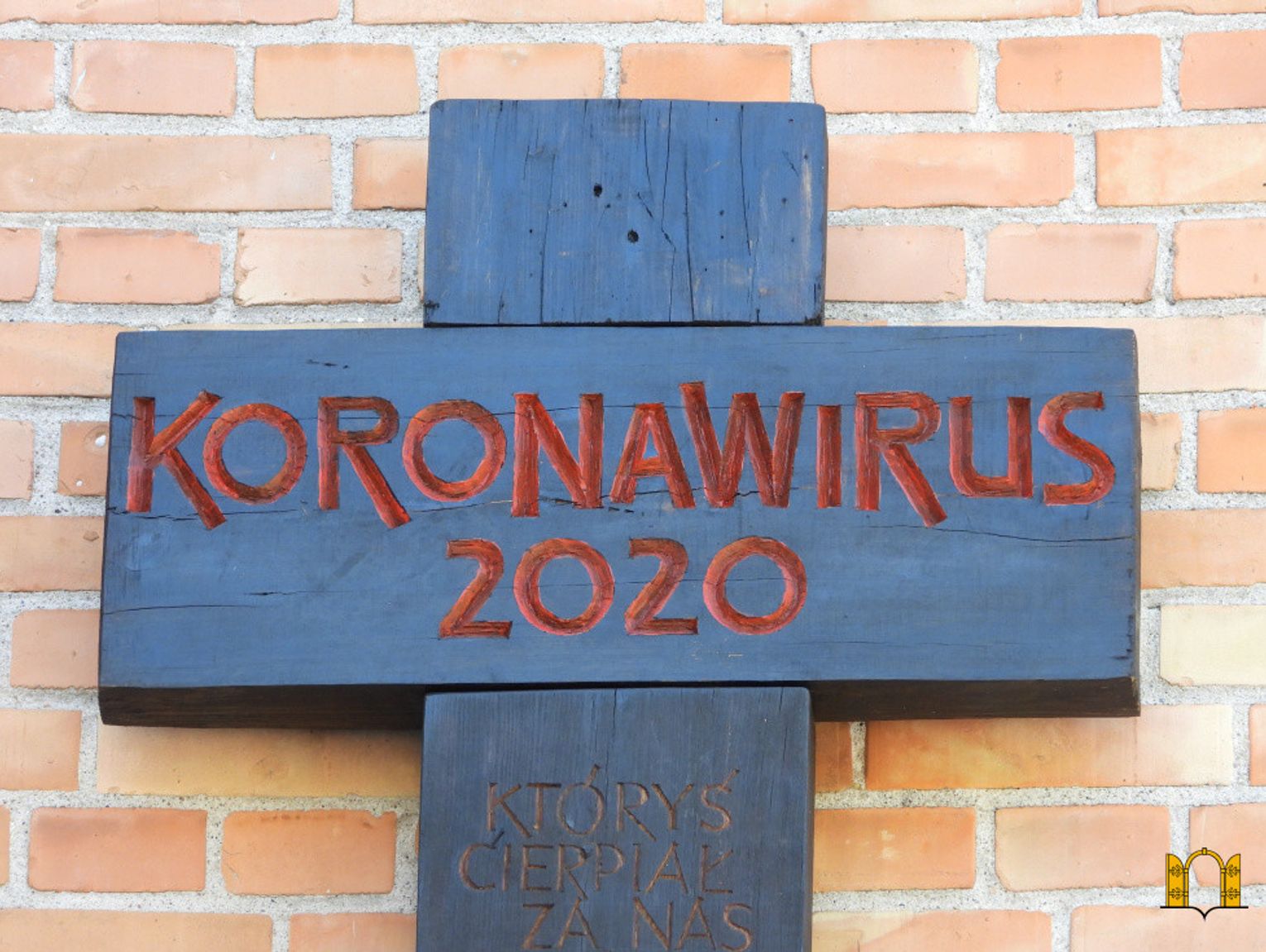 We Włocławku zawisł krzyż epidemiczny. Karawaka chroni przed zarazą