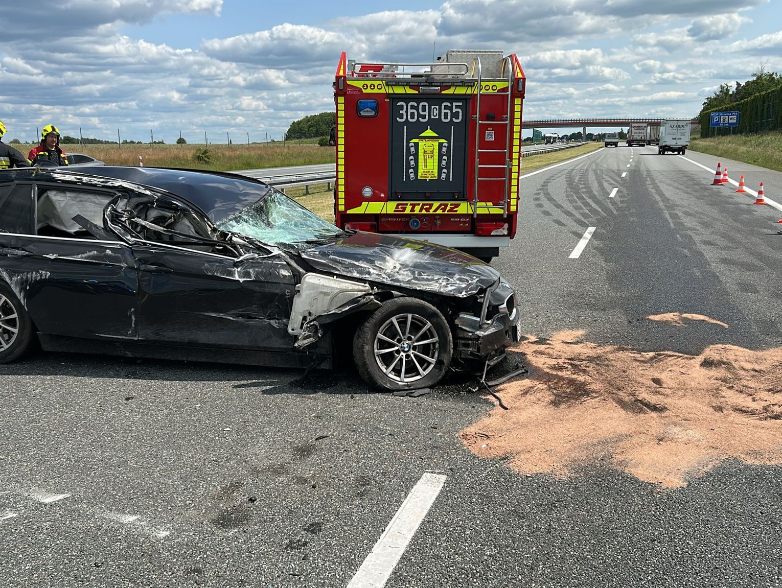 Zderzenie BMW i pojazdu ciężarowego na autostradzie