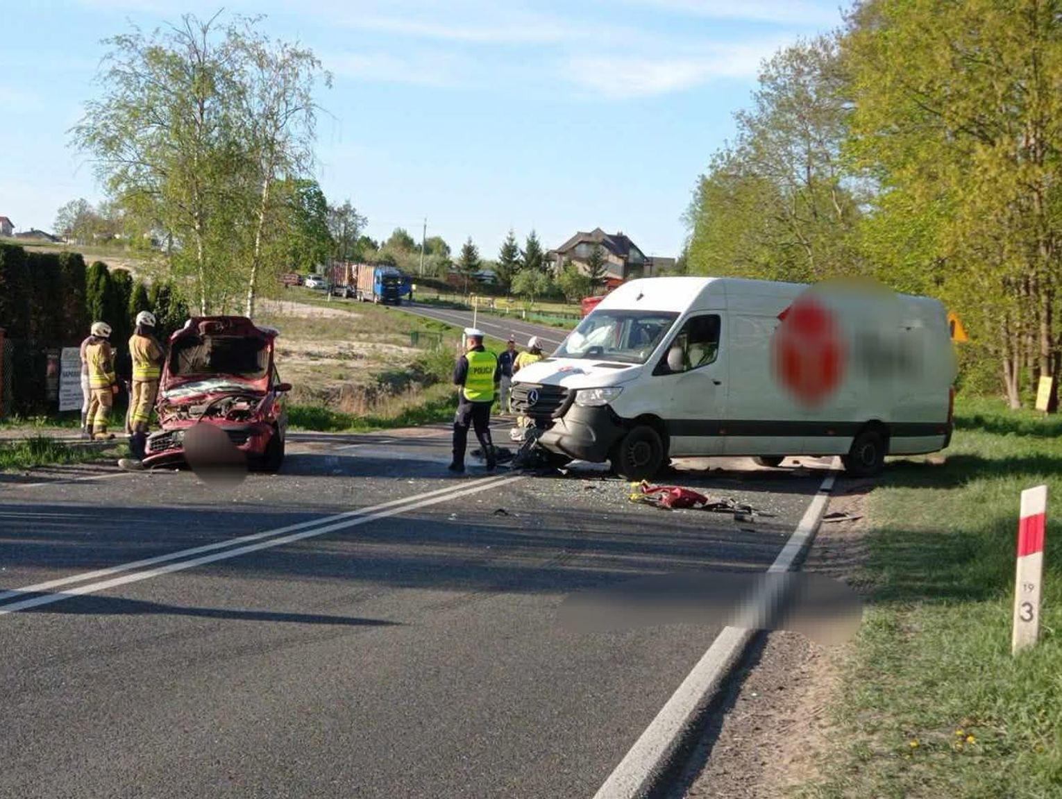 Zderzenie busa i auta osobowego w Bogucinie. DK 67 jest zablokowana