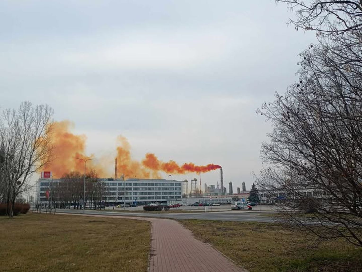 Znów rdzawy dym nad Anwilem S.A. Czekamy na stanowisko zakładu