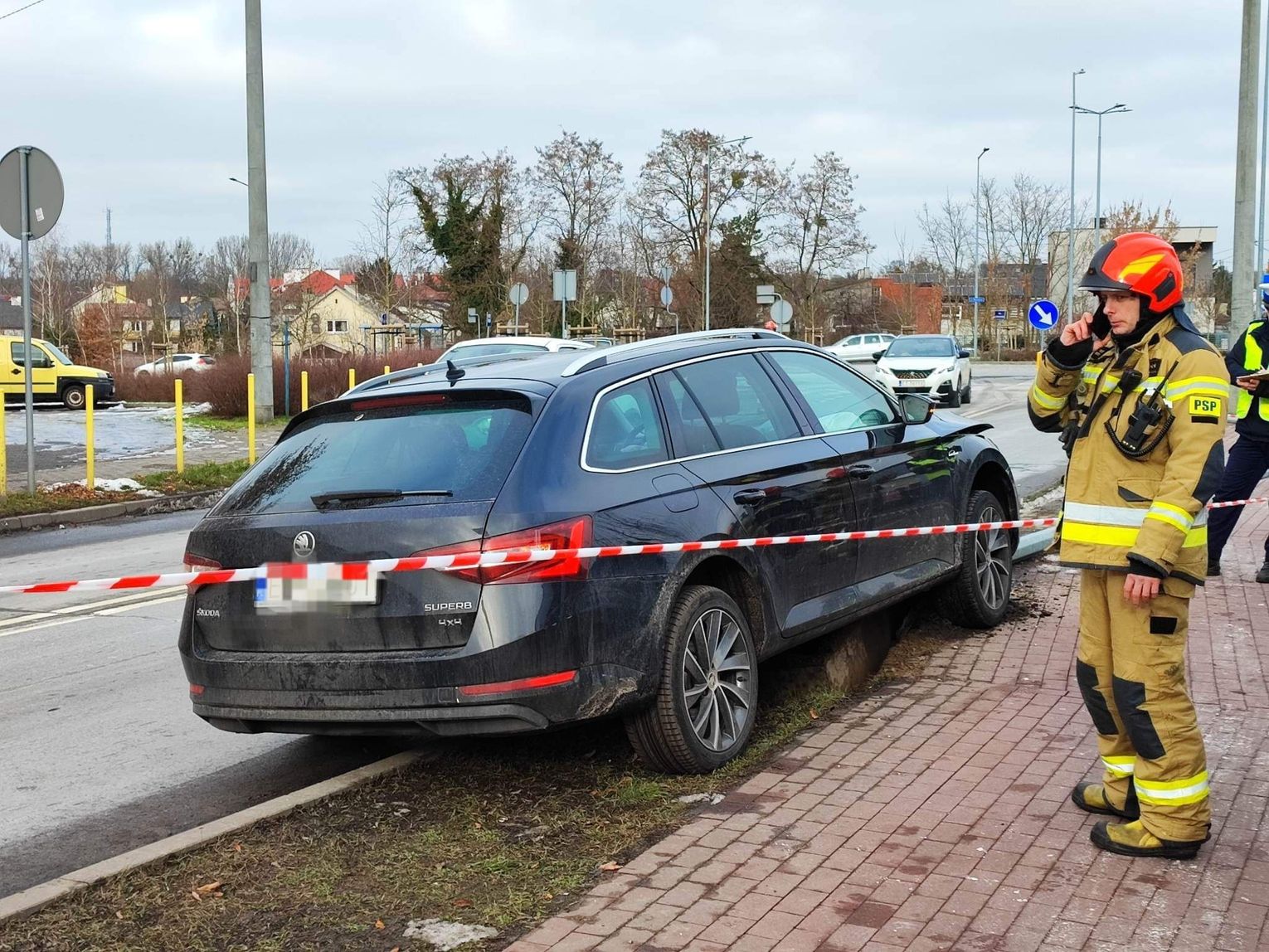 Kierowca Skody uderzył w słup oświetleniowy na ul. Kapitulnej. Na miejscu pol...