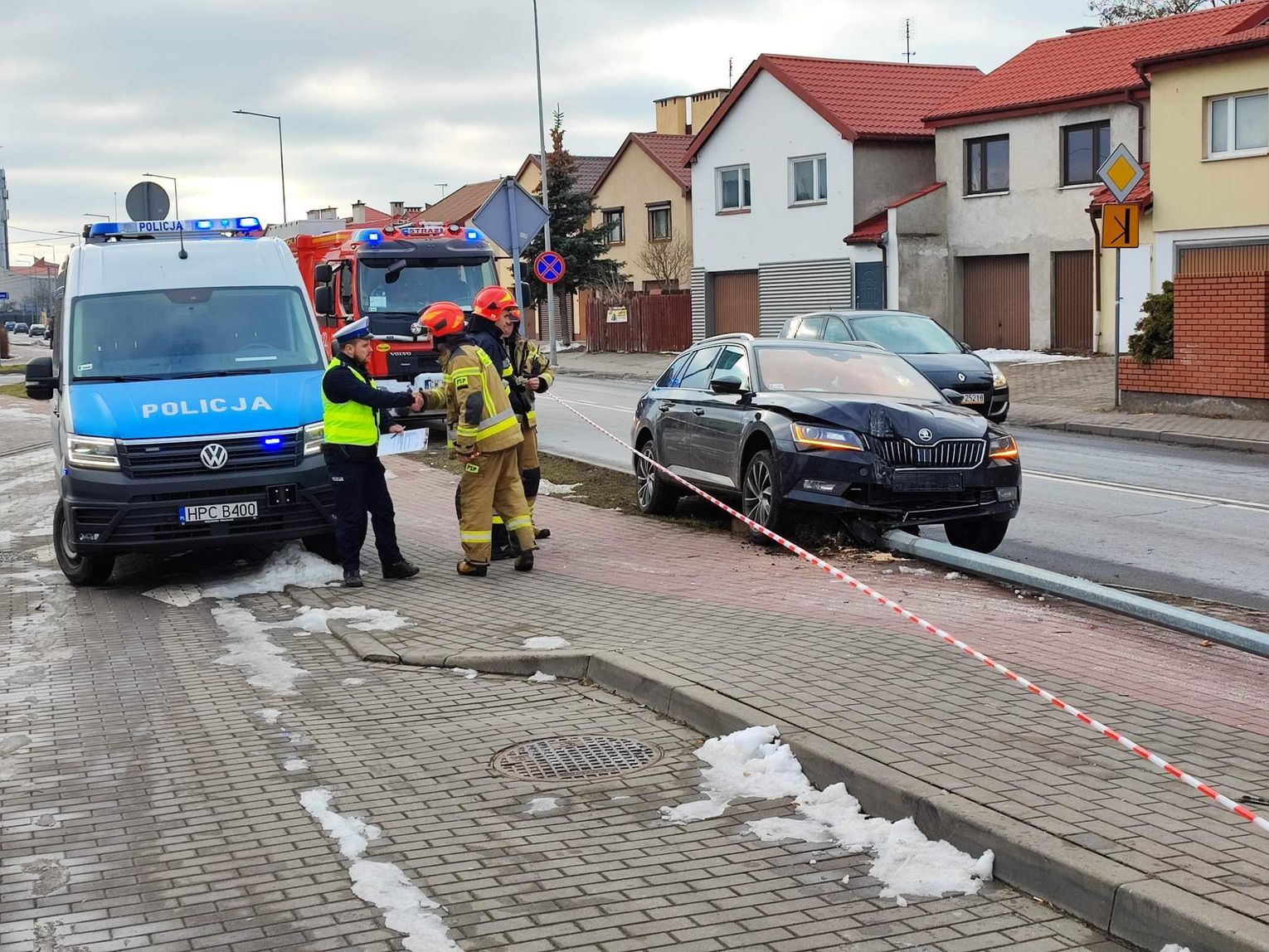 Kierowca Skody uderzył w słup oświetleniowy na ul. Kapitulnej. Na miejscu pol...