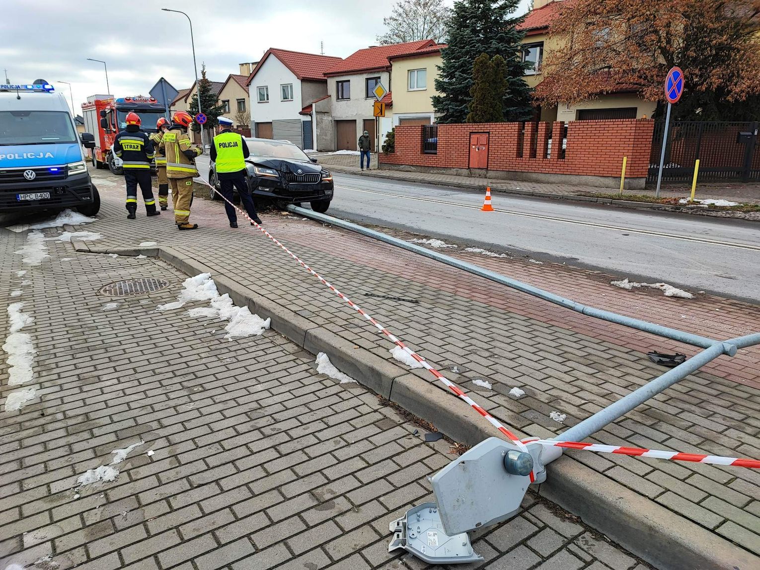 Kierowca Skody uderzył w słup oświetleniowy na ul. Kapitulnej. Na miejscu pol...